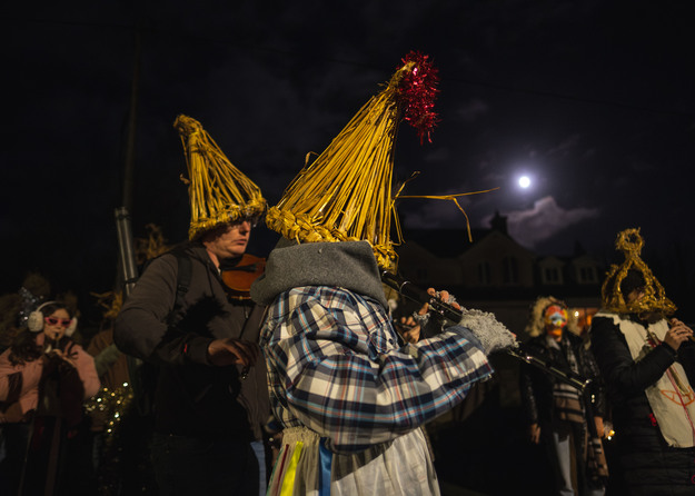 Gallery: Leitrim Mummers light up Drumkeerin with festive parade - Page ...